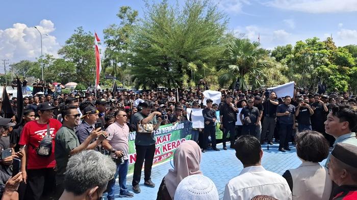 Ratusan Orang Datangi Kantor DPRD Provinsi Bangka Belitung untuk Tolak ...