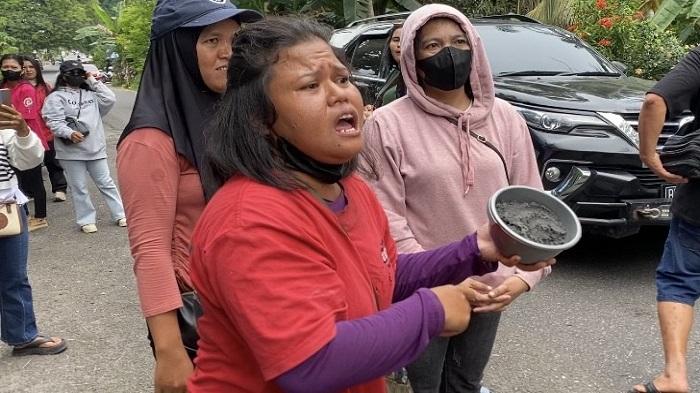 Emak-emak Bawa Alat Melimbang, Demo Tuntut Harga Timah Naik ke Kantor PT Timah di Sungailiat ...