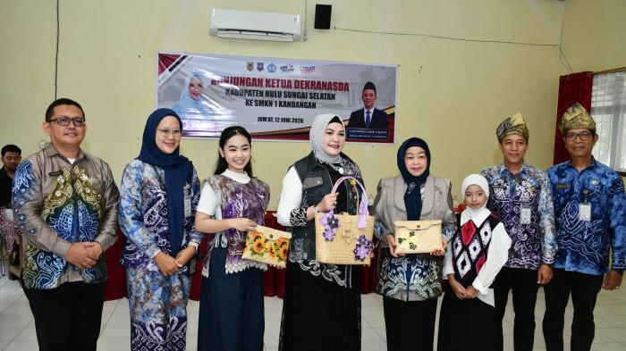 Gali Potensi Desainer Muda, Dekranasda HSS Bersinergi dengan SMKN 1 ...