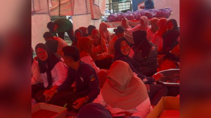 Tiga Titik Dapur Umum Bekerja dan Buka Call Center Bantuan Makanan Pada ...