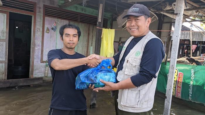 Menembus Genangan Banjir, Aksi Nyata Bantuan Pemkab Banjar Tiba di ...