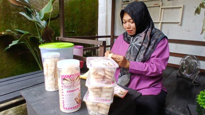 Kisah Pembuat Kue Batang Lapuk dari HSS, Lara Bikin Ratusan Toples di ...