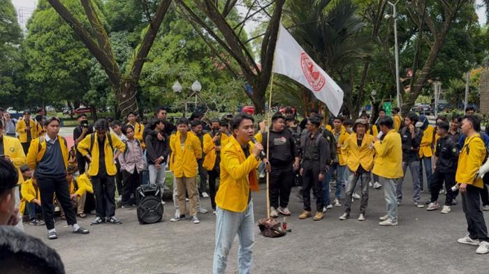 Mahasiswa UPR Demo Rektorat, Ungkit Proyektor Tak Bisa Nyala hingga UKT ...