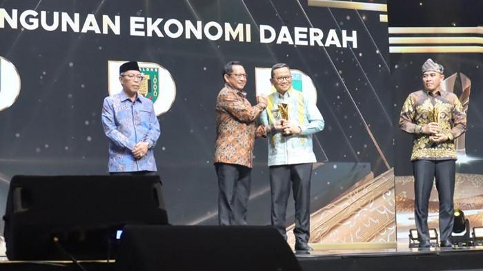 H Fani Raih Penghargaan Pemimpin Daerah Awards 2025 dari Mendagri ...