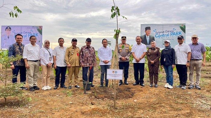 Menutup Tahun 2024, Gubernur Kalsel dan Menteri LH Tanam Pohon Anglai ...