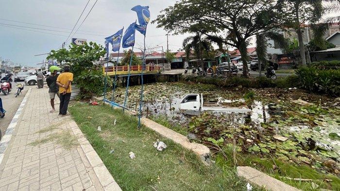 Pikap Tercebur di Handil Bakti Kabupaten Barito Kuala, Warga Melihatnya ...