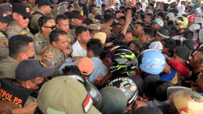 Demo di Depan Kantor Wali Kota Baubau Ricuh, Imbas Adanya Aturan Larangan Acara Joget ...