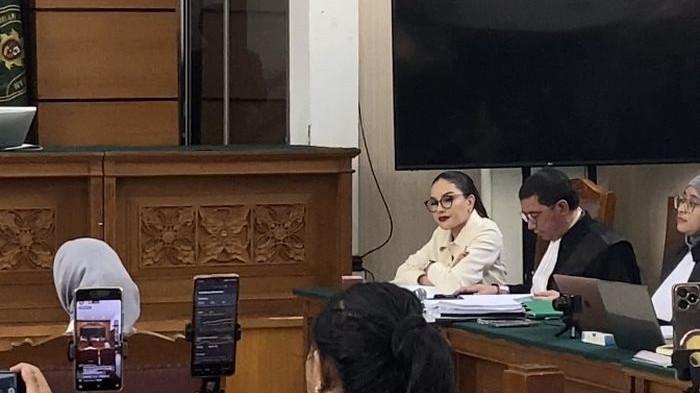 Tindakan Nikita Mirzani pada Reza Gladys Saat Akhirnya Bertemu di Sidang, Tatapan Matanya ...