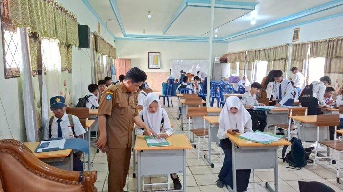 Panitia SPMB SMKN 2 Marabahan Akui Sebagian Orangtua Belum Bisa Scan ...