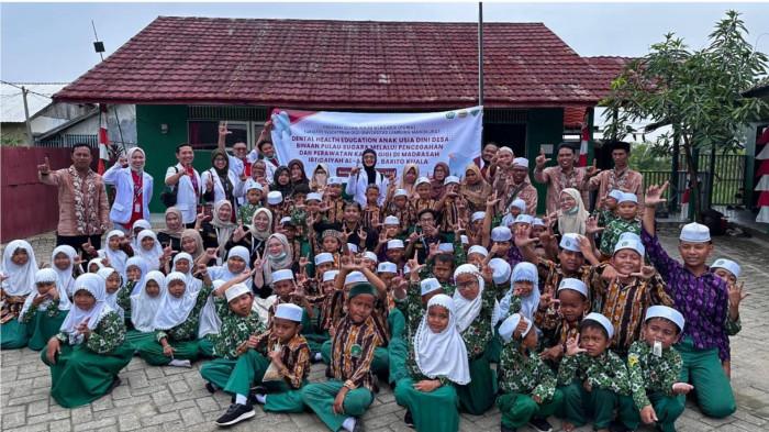 Tim FKG ULM Edukasi Siswa Madrasah di Pulau Sugara Batola, Ajarkan Cara ...
