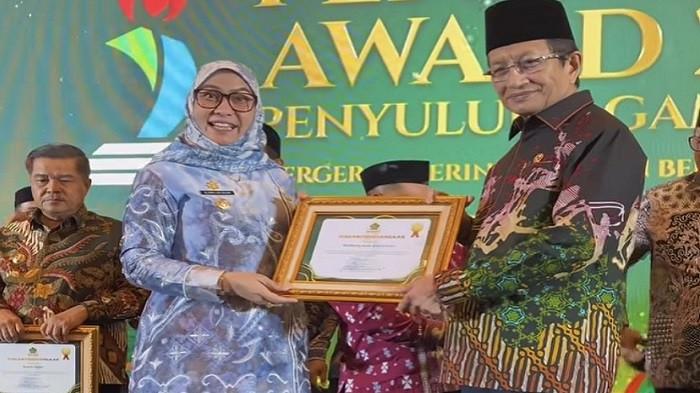 Wali Kota Banjarbaru Lisa Halaby Terima Penghargaan dari Menteri Agama ...