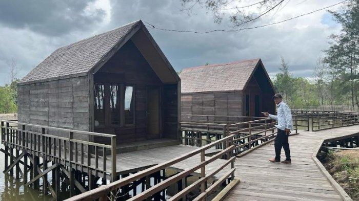 WISATA KALSEL - Ada Penginapan di Atas Danau Sekitar Pantai Rindu Alam ...