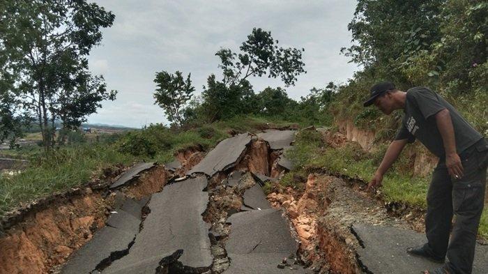 Soal Jalan Longsor di Desa Tatakan Akses Makam Datu Nuraya, Kadis PUPR ...