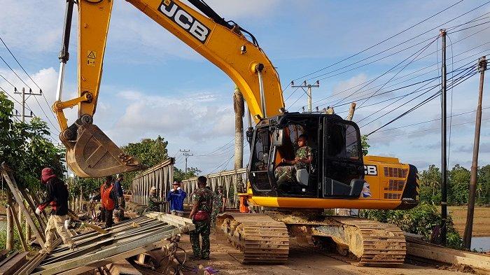 Jembatan Bailey Segmen 2 Tiba di Pabahanan Pelaihari, Personel Denzipur ...