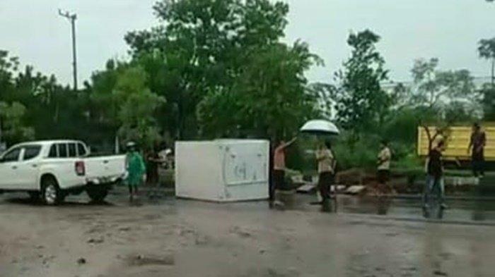 Alami Ban Pecah, Satu Mobil Box Bermuatan Es Batu Terguling di Jalan ...