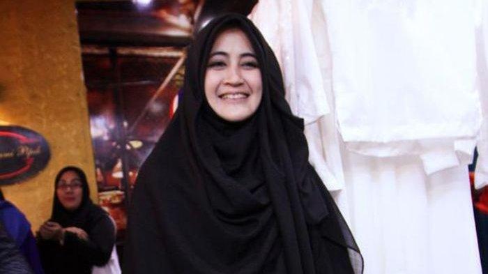 Kiriman Kain Kafan Pocong ke Umi Pipik Viral, Baper Istri Ustadz Jefri ...