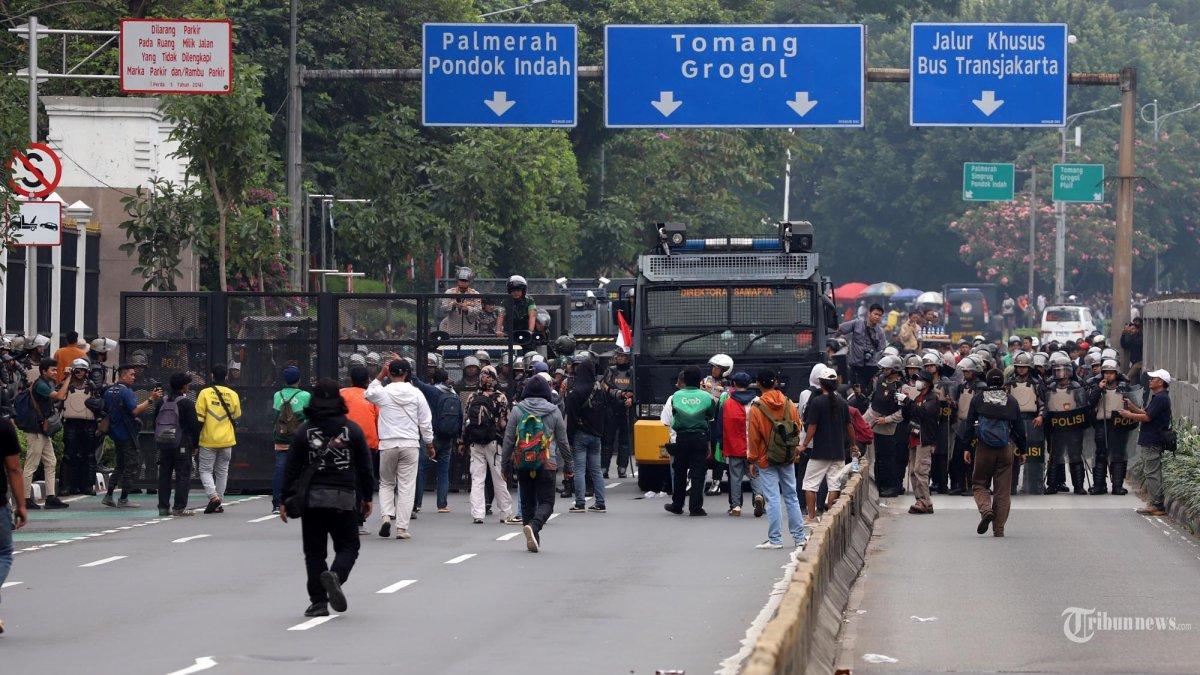 Ricuh Demo 25 Agustus di DPR: Massa Dipukul Mundur, Jurnalis Foto Antara Alami Kekerasan Aparat ...