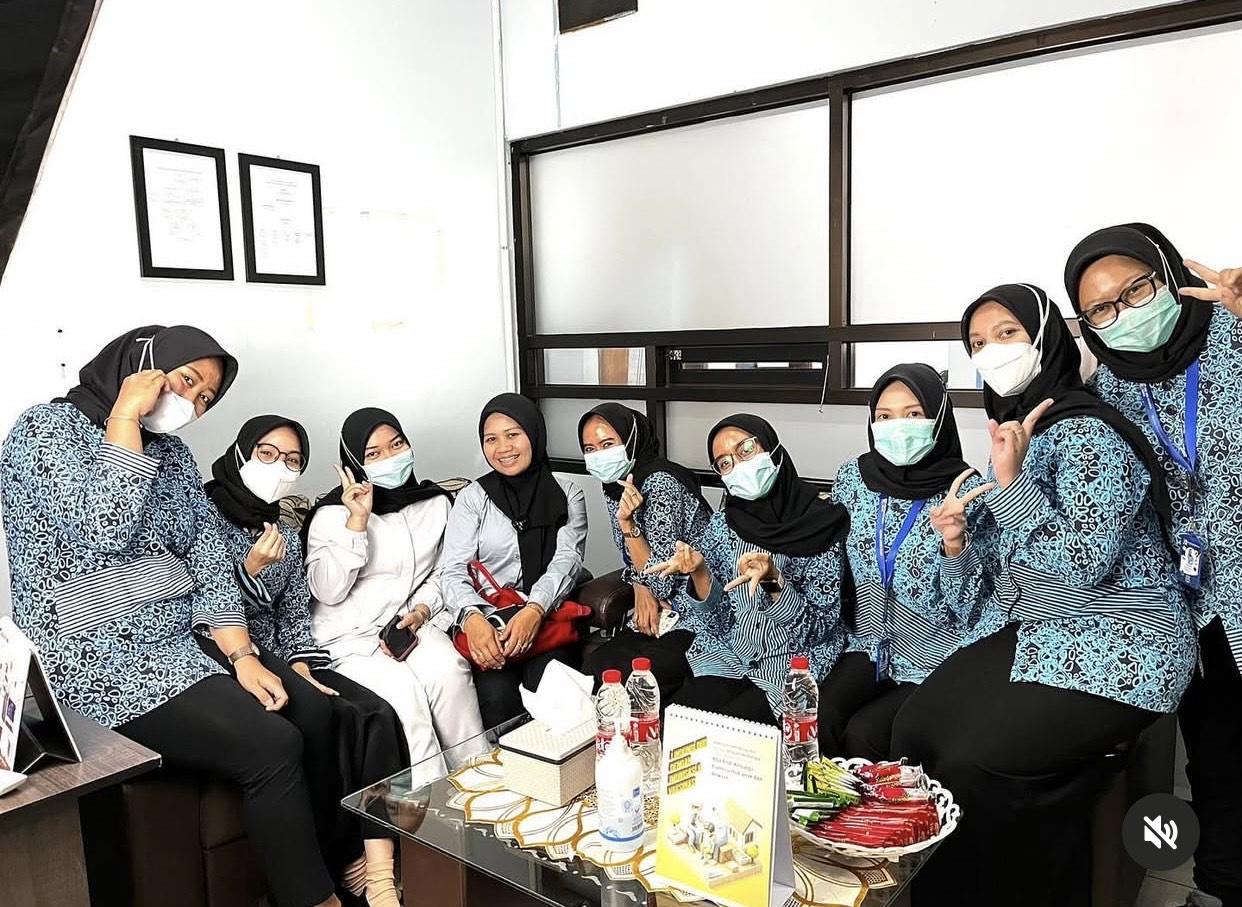 Tugasnya Asuh Anak Raffi Ahmad dan Nagita, Gaya Sus Rini Foto Bareng Fans di Kampung Jadi ...