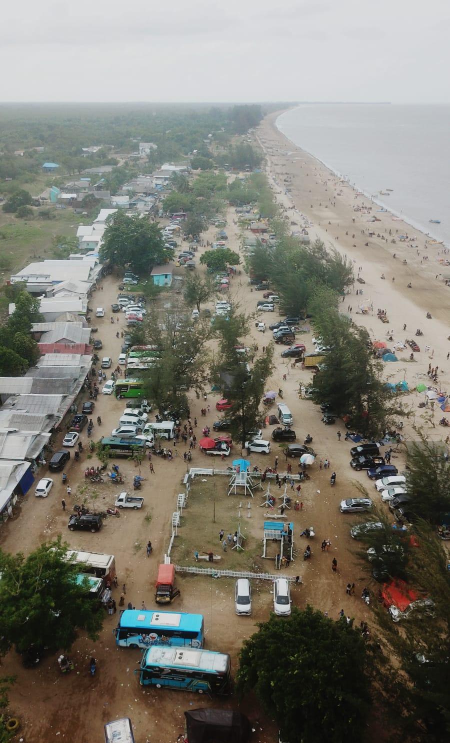 Padat, 5 Ribu Wisatawan Nikmati Malam Tahun Baru 2023 di Pantai Batakan ...