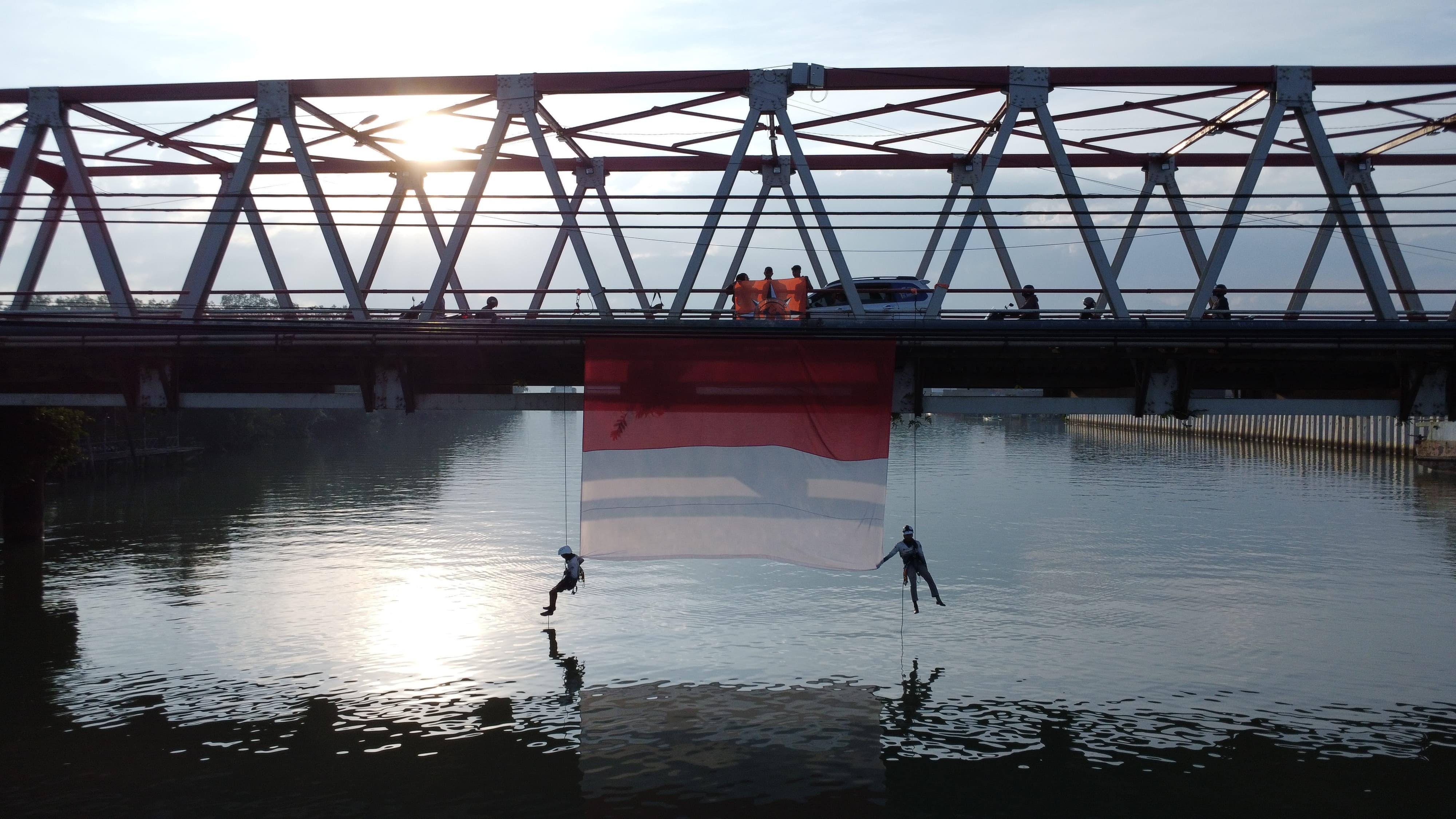 KPA Ulin Kibarkan Bendera di Delapan Titik Jembatan di Tanahbumbu, Aksi ...