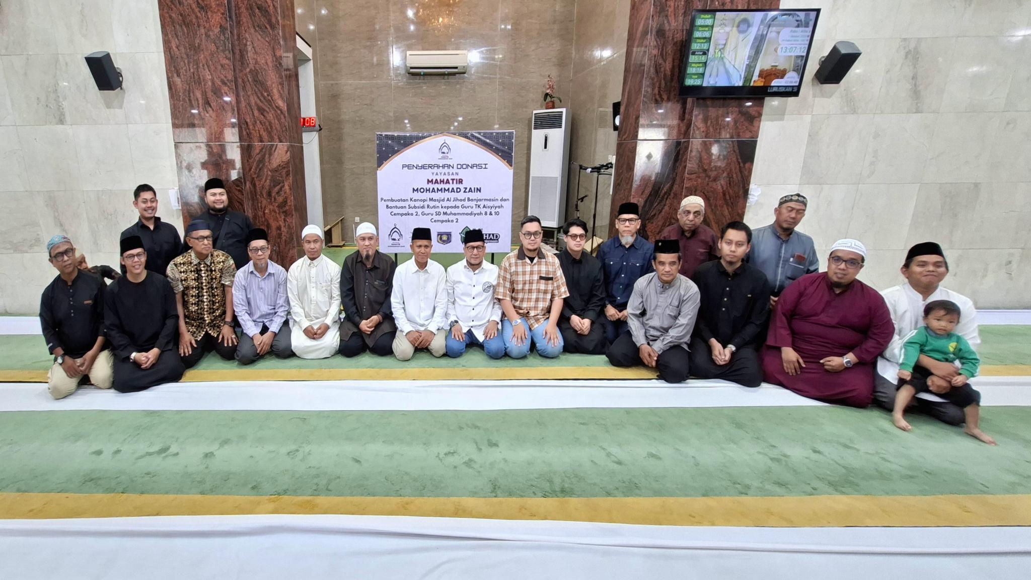 Yayasan Mahatir Mohammad Zain Donasikan Rp 100 Juta ke Masjid Al Jihad Banjarmasin ...