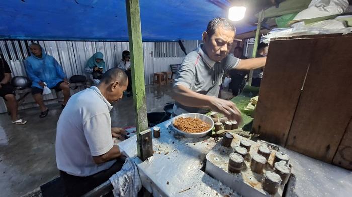 UMKM Kalsel: Asap Mengepul dari Gerobak, Intip Kue Putu Legenda ...