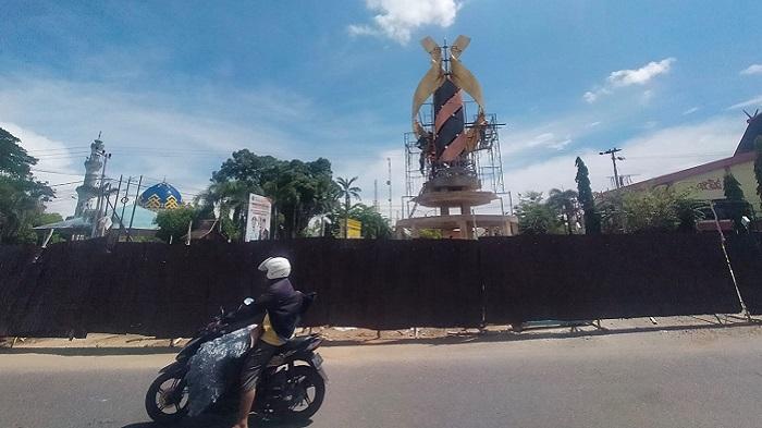 Dihias Kaligrafi, Begini Penampakan Tugu Bundaran Kota Amuntai yang ...