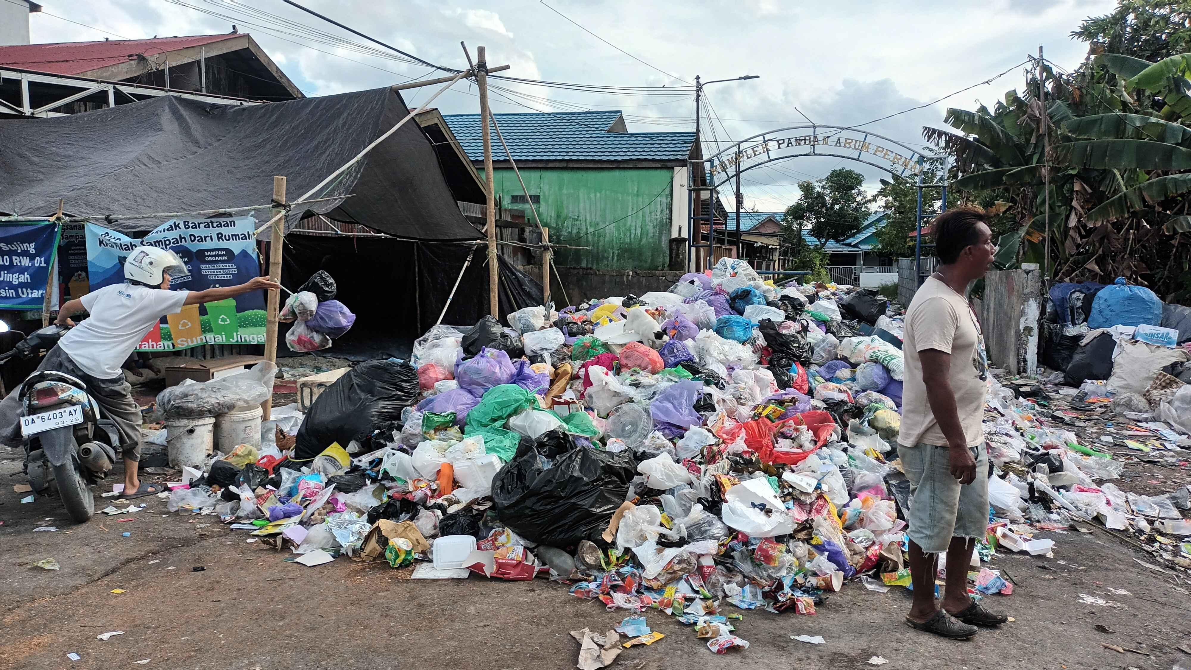 Jalan Masuk Komplek Pandan Arum Permai Jahri Saleh Tertutupi Tumpukan ...