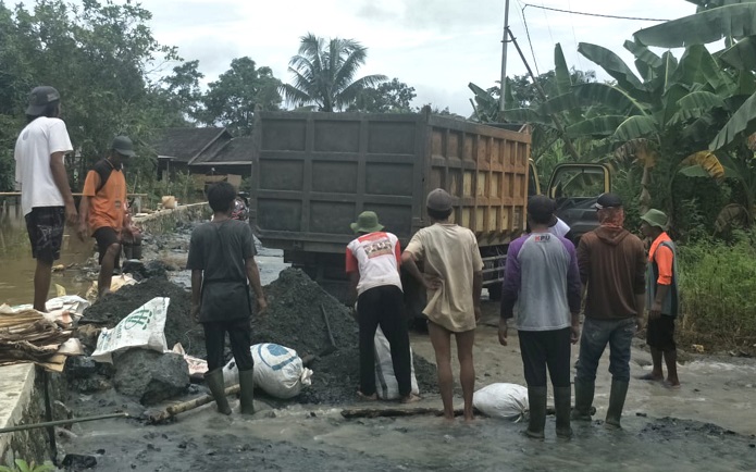Cegah Kerusakan Jalan Akibat Banjir di Kusan Hulu, PUPR Tanbu Tumpuk ...