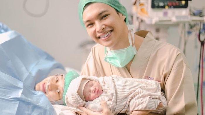 Rey Mbayang dan Dinda Hau Dikaruniai Anak Kedua, Nama Lengkap Sang Anak ...