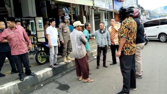 Sempat Viral, Satpol-PP Pandeglang Akhirnya Amankan Pria ODGJ Bawa Golok - Tribunbanten.com