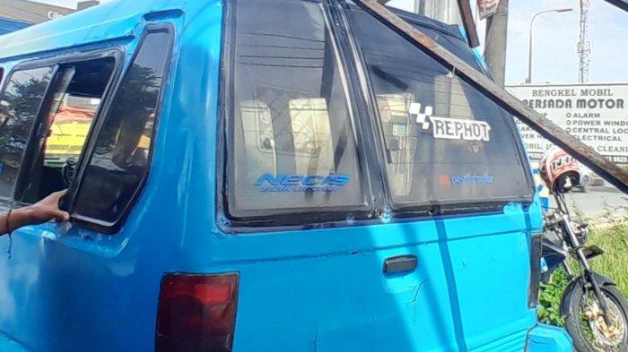 Ini Penampakan Angkot di Serang Usai Tertimpa Besi Papan Reklame ...