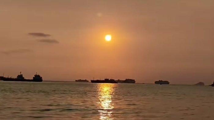 Menikmati Keindahan Senja di Pulau Merak Kecil, Wisata Hits di Kota ...