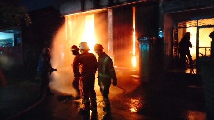 2 Bangunan di Taman Lopang Indah Serang Terbakar, Pemilik Gudang Syok ...