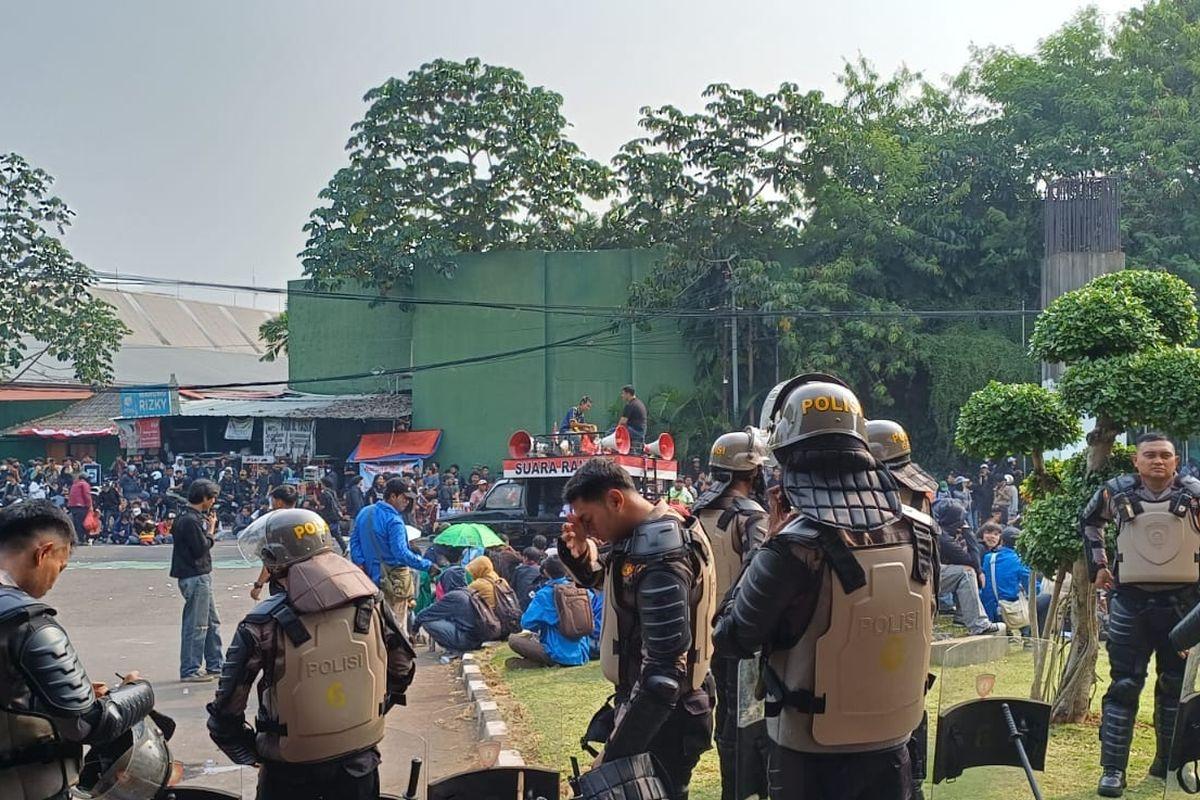 Kondisi Demo Hari Ini di DPR RI, Massa Terpecah Sebagian Dipukul Mundur, Sisanya Bertahan ...