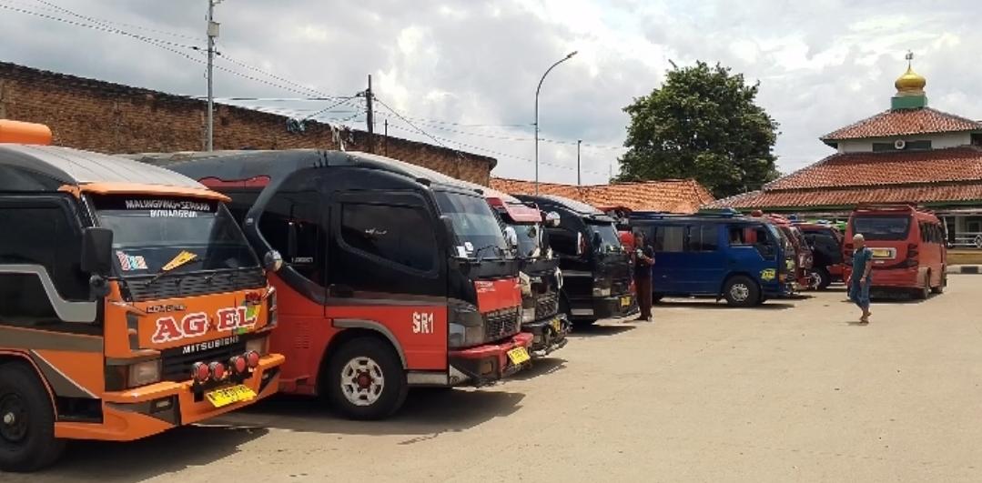 Dilema Sopir Mobil PS di Terminal Pakupatan Serang: Narik Sepi, Gak ...