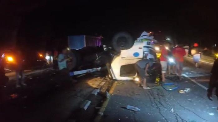 Melaju Oleng di Turunan JLS Salatiga, Truk Hino Tabrak 2 Motor. 4 Orang Dilarikan ke Rumah Sakit ...