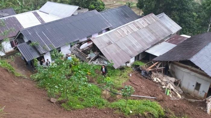 30 Warga Karanggintung Sirau Purbalingga Terpaksa Mengungsi, 2 Rumah Rusak Diterjang Longsor ...