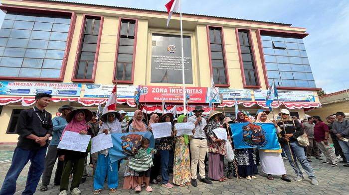 Petani Kampung Laut Geruduk BPN Cilacap, Tolak Penggusuran Demi Food ...
