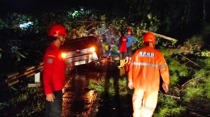 BREAKING NEWS Longsor Nyaris Dorong Mobil Erdin ke Tepi Sungai di ...