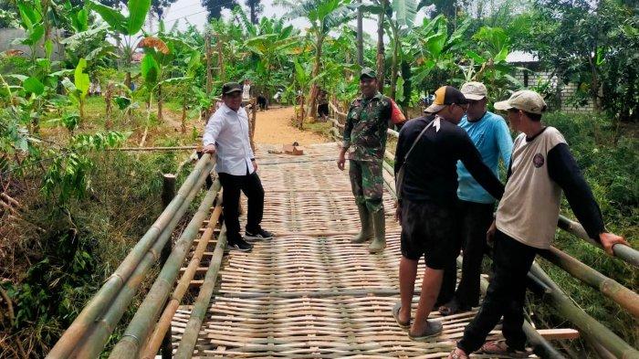 Pemdes dan Warga Gotong-Royong Bangun Jembatan Darurat di Desa Pelemgede setelah Diterjang Air ...