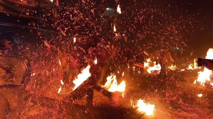Mengenal Tradisi Perang Obor di Tegalsambi Jepara, Digelar Setiap Bulan ...