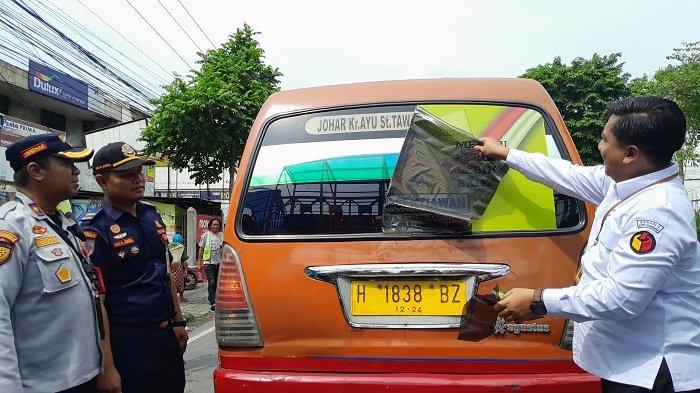 Stiker Caleg di Angkutan Kota Semarang Dicopoti Bawaslu, Sopir Pasrah - Tribunbanyumas.com
