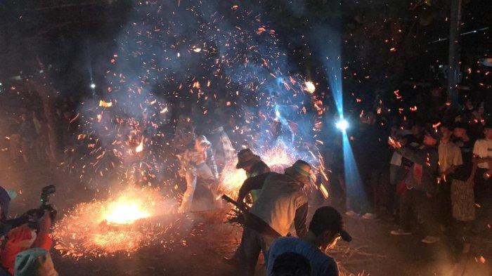Tradisi Perang Obor di Tegalsambi Jepara, Ada Ritual yang Wajib ...