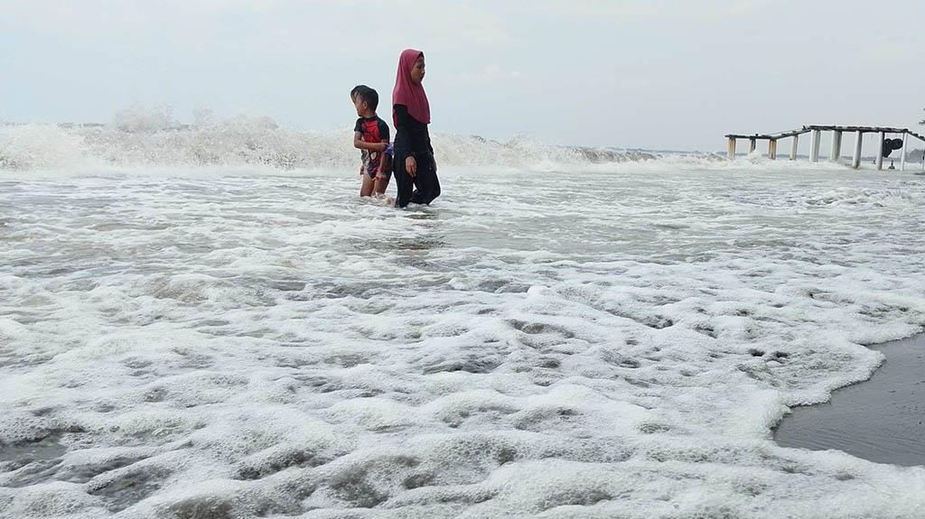 Bahaya Mengintai di Pantai Randusanga: Ombak Ganas, Anak-anak Bermain ...