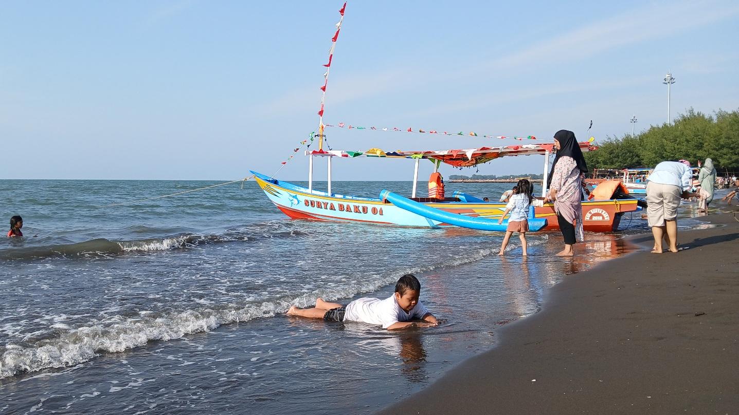 Pantai Alam Indah Tegal Diserbu Wisatawan di Penghujung Libur Sekolah ...