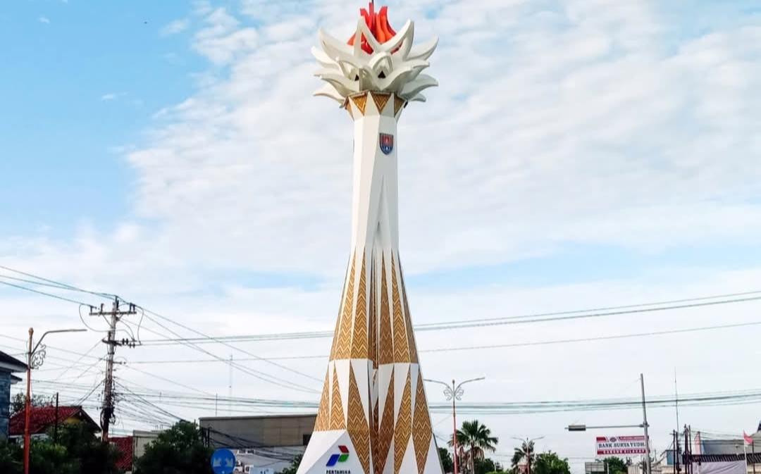 Lebih Keren dari Tugu Jogja, Tugu Lilin Cilacap Bermahkota Api dan ...