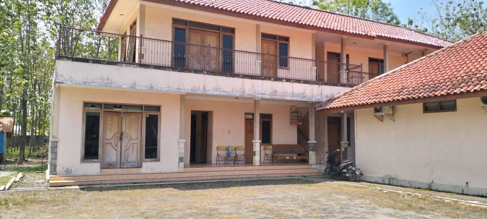 Usai Bebas Bersyarat, Rumah Bambang Tri Penulis Buku Jokowi Undercover ...