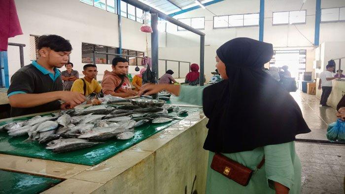 Stok Sedikit, Harga Ikan di Pasar Modern Ranai Natuna Mulai Naik Dipicu ...