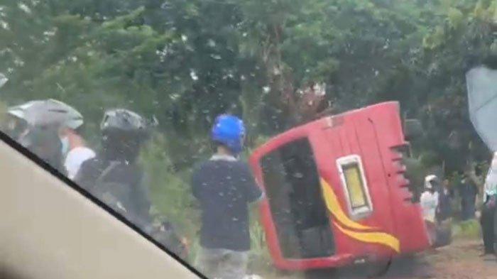 BREAKING NEWS - Sebuah Minibus Bimbar Terbalik di Batam Center ...